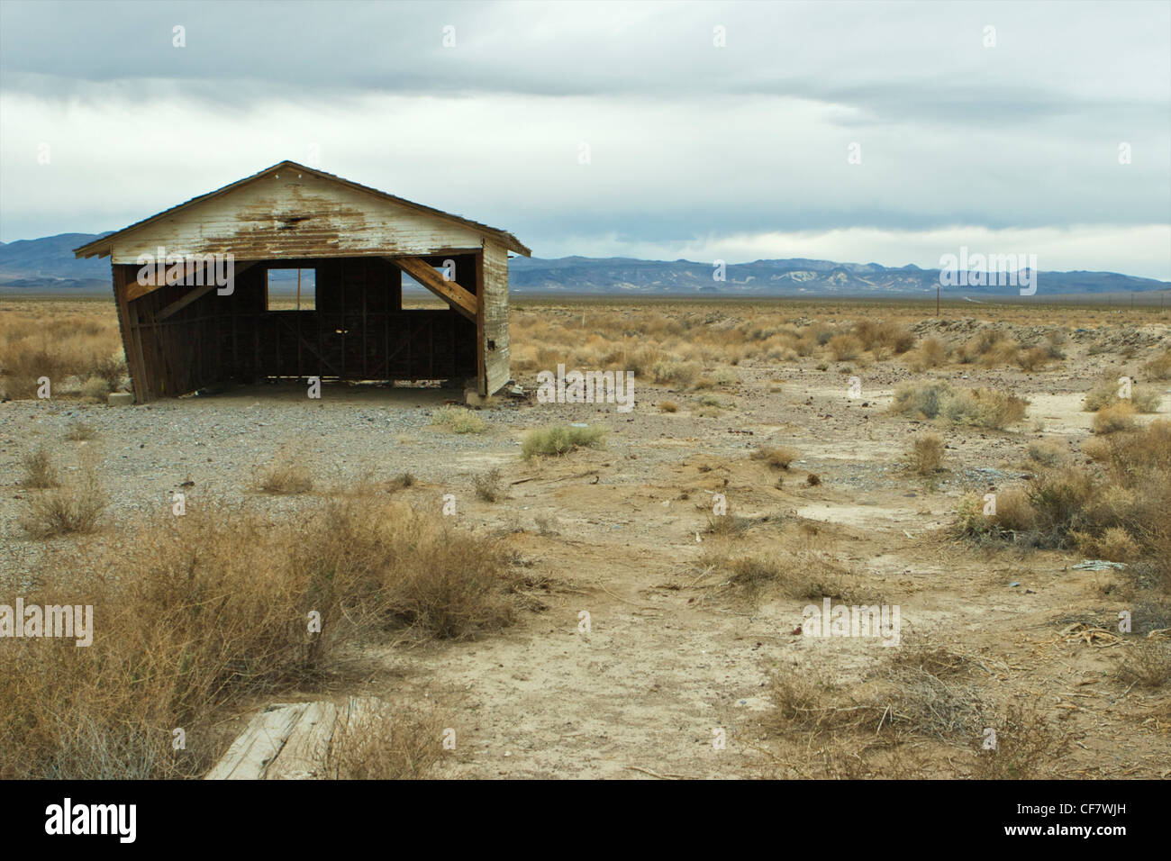 Garage abandoned desert weathered hi-res stock photography and images ...