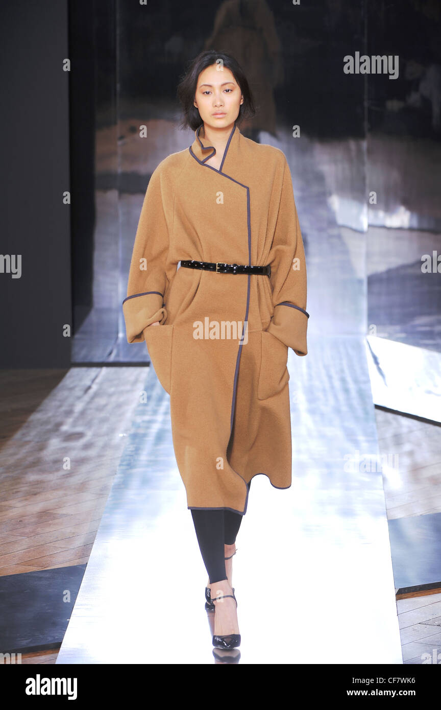 Nicole Farhi London Ready to Wear Autumn Winter Brown knee length coat ...