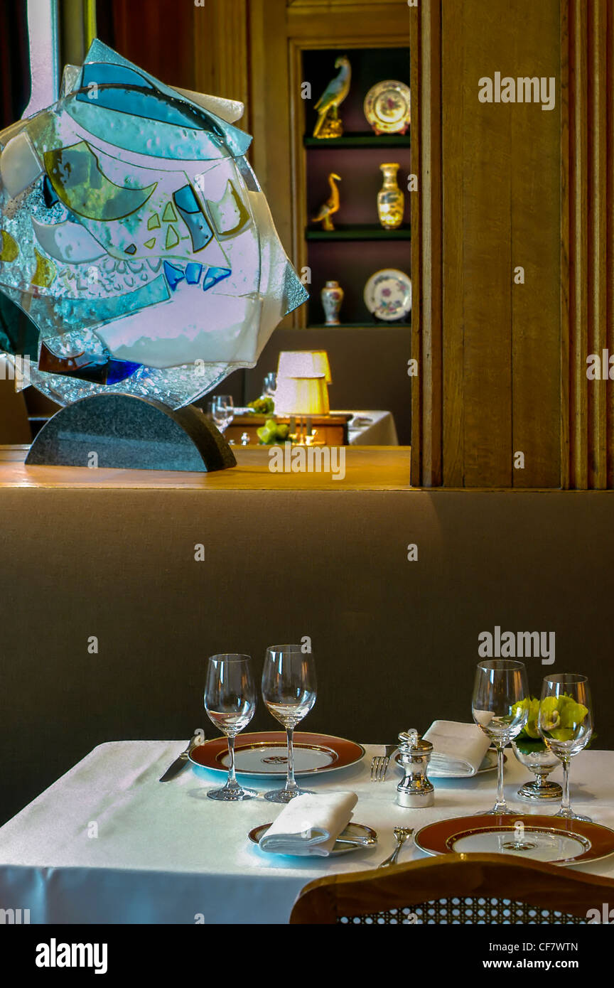 Paris Fancy Tables High Resolution Stock Photography and Images - Alamy