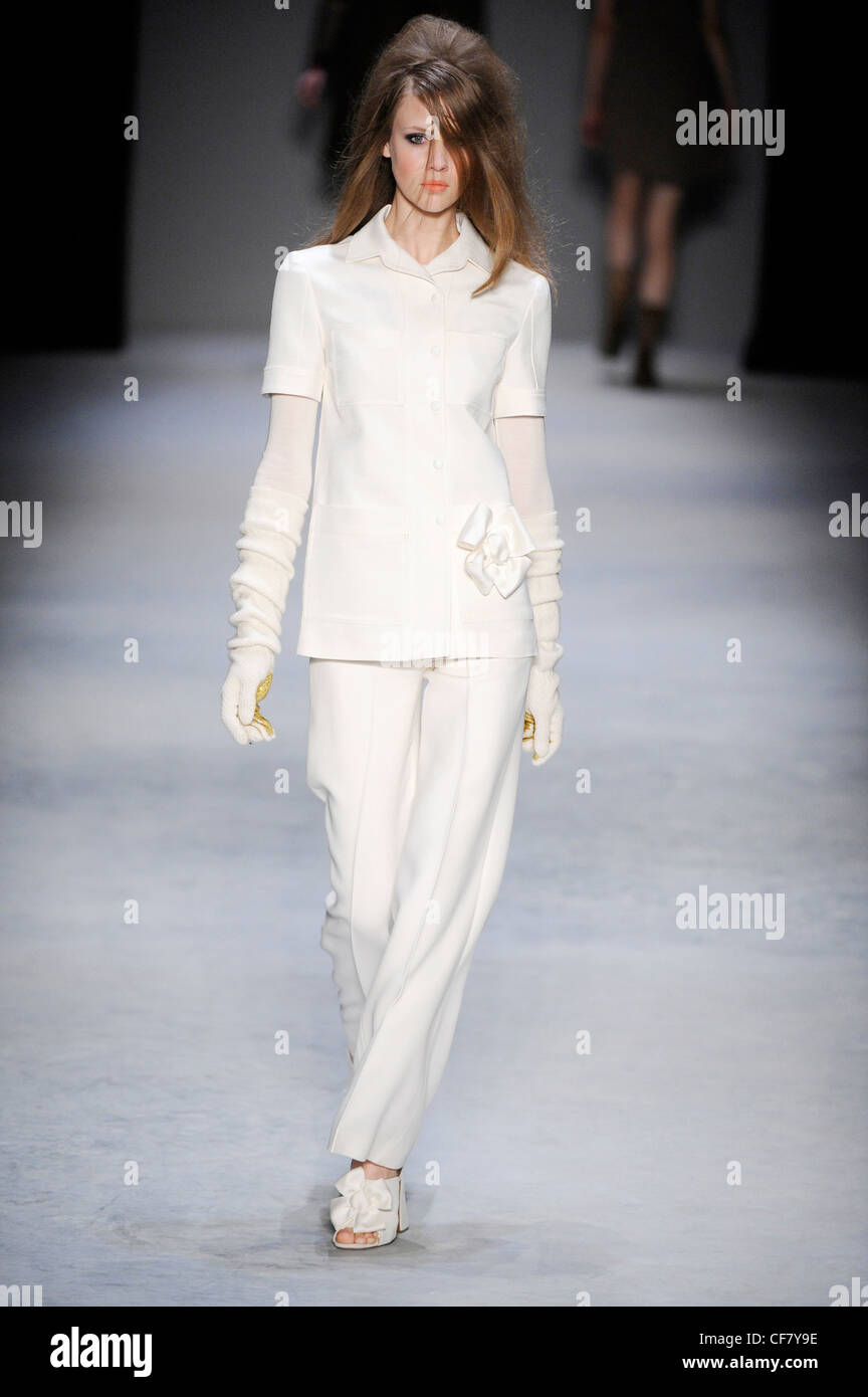 Rochas Paris Ready to Wear Autumn Winter White jacket short sleeves ...
