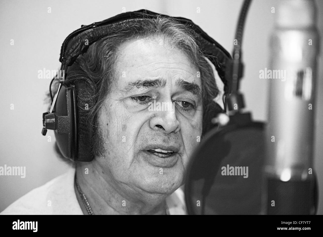 Engelbert humperdinck singer hi-res stock photography and images - Alamy