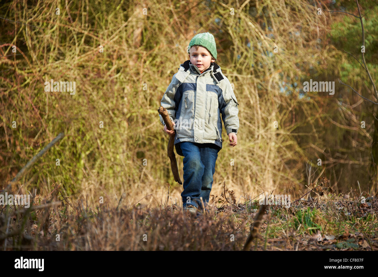 Children playing nature landscape hi-res stock photography and images ...