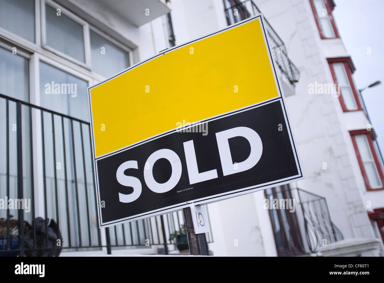Sold sign hi-res stock photography and images - Alamy
