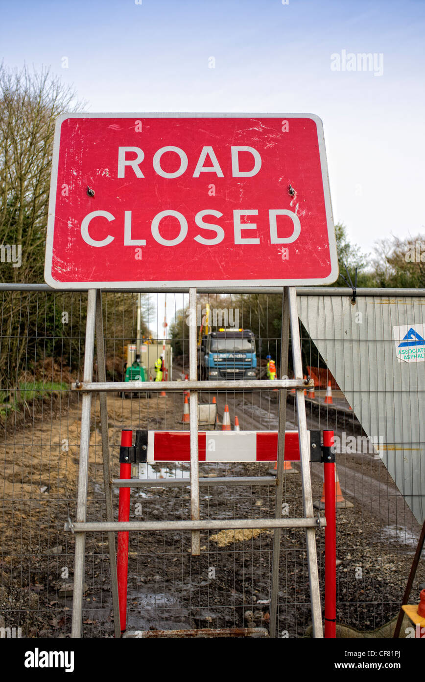 Road closed road sign Stock Photo - Alamy