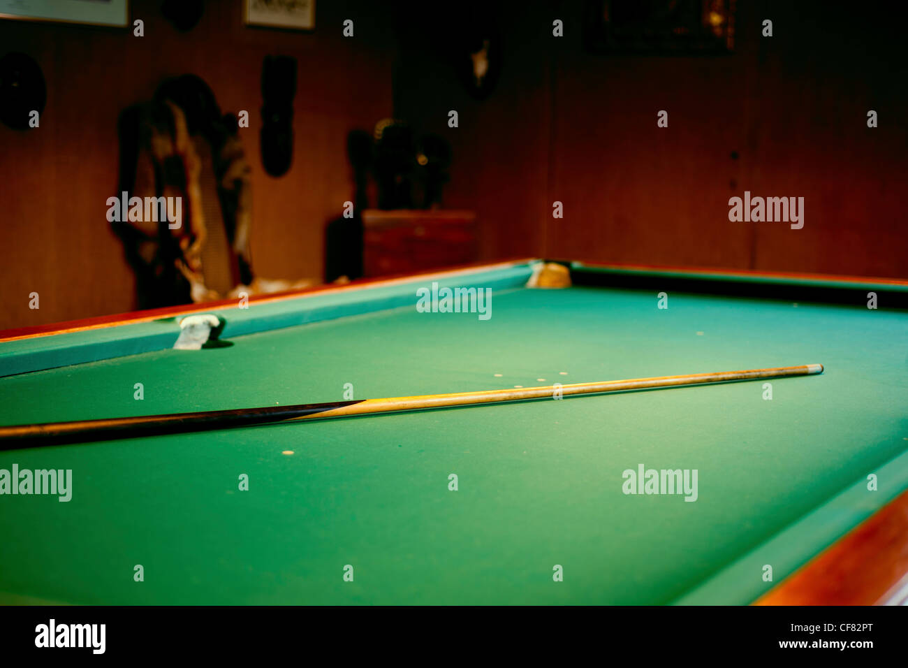 Pool table room mansion stick luxury green hi-res stock photography and ...