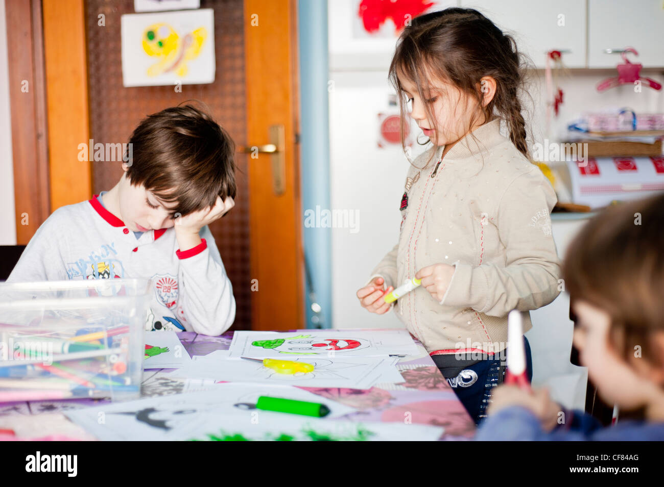 Children draw hi-res stock photography and images - Alamy
