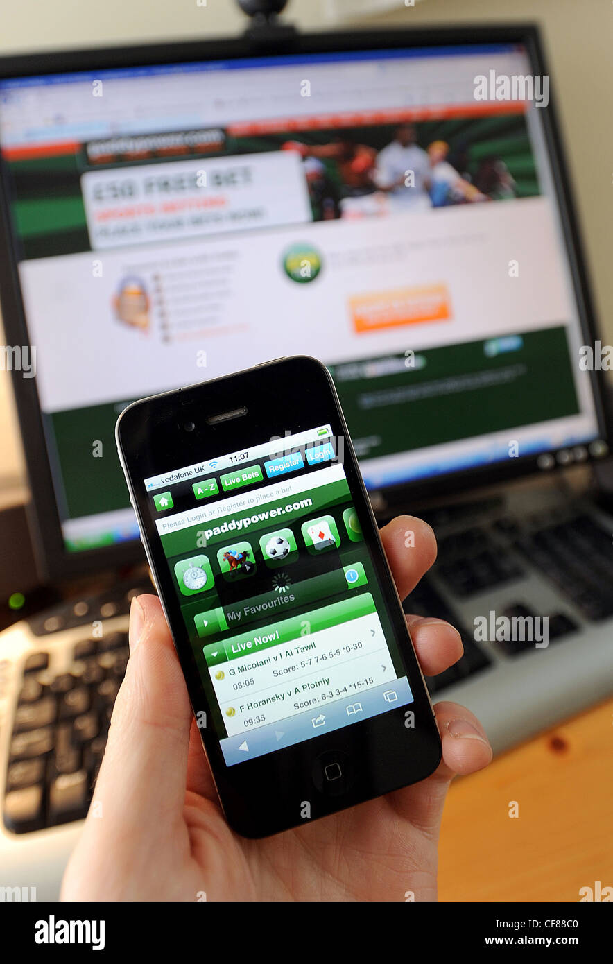Paddy power horse racing hi-res stock photography and images - Alamy