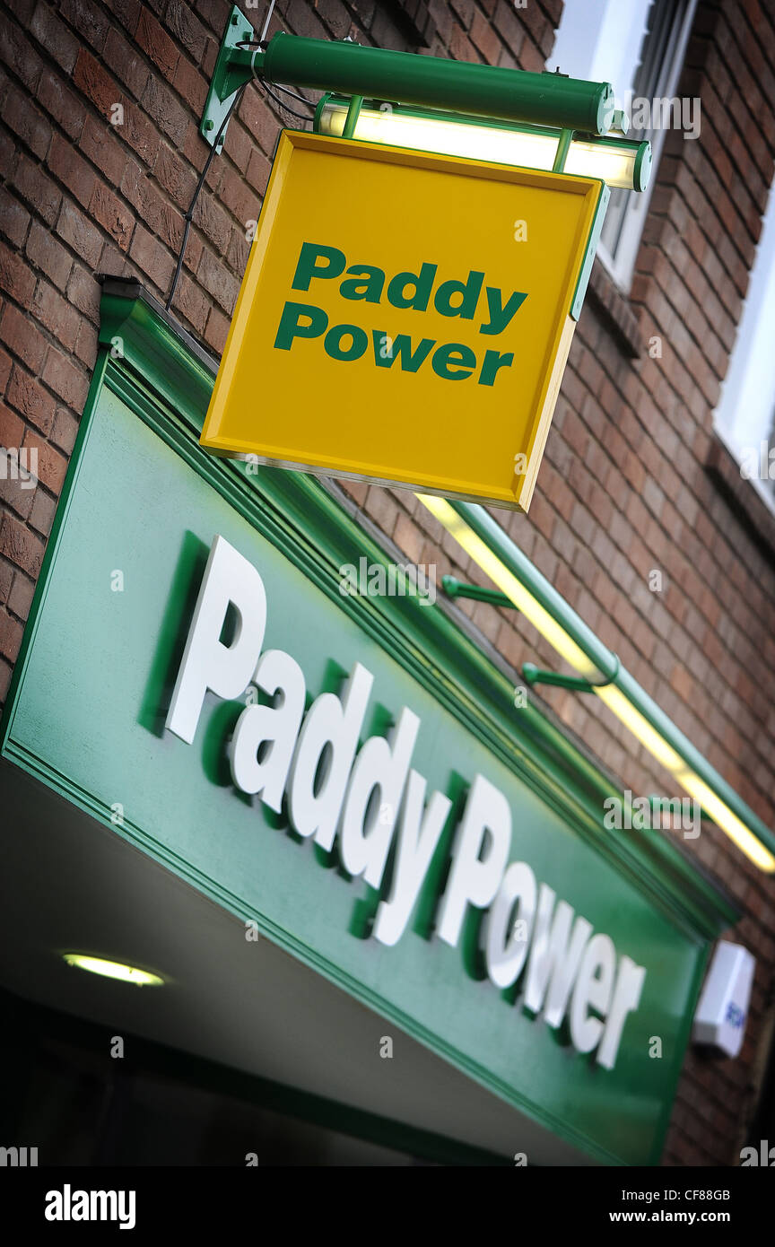 Paddy power horse racing hi-res stock photography and images - Alamy