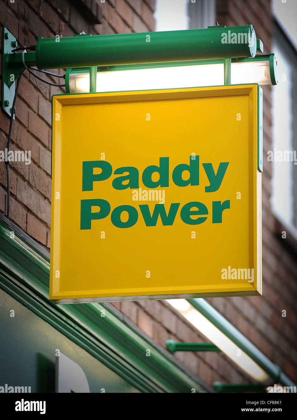 Paddy power horse racing hi-res stock photography and images - Alamy
