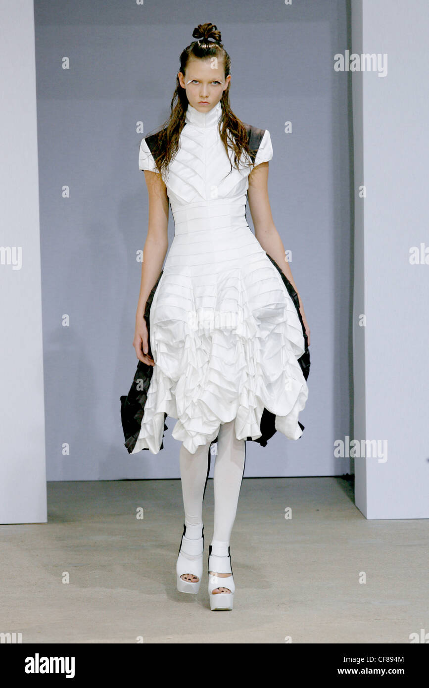 Gareth pugh spring 2009 hi-res stock photography and images - Alamy