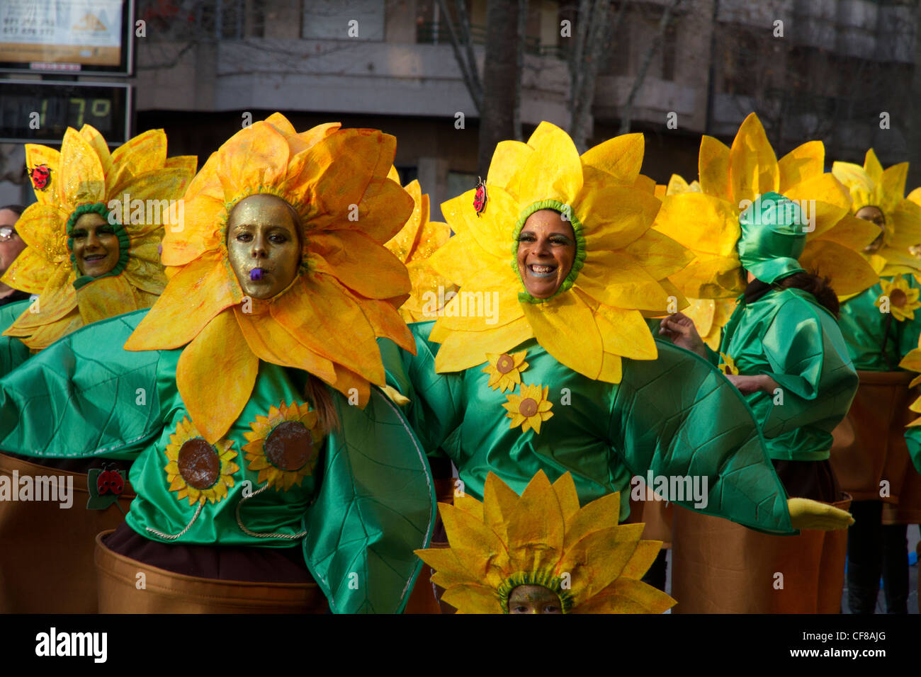 Masked women hi-res stock photography and images - Alamy