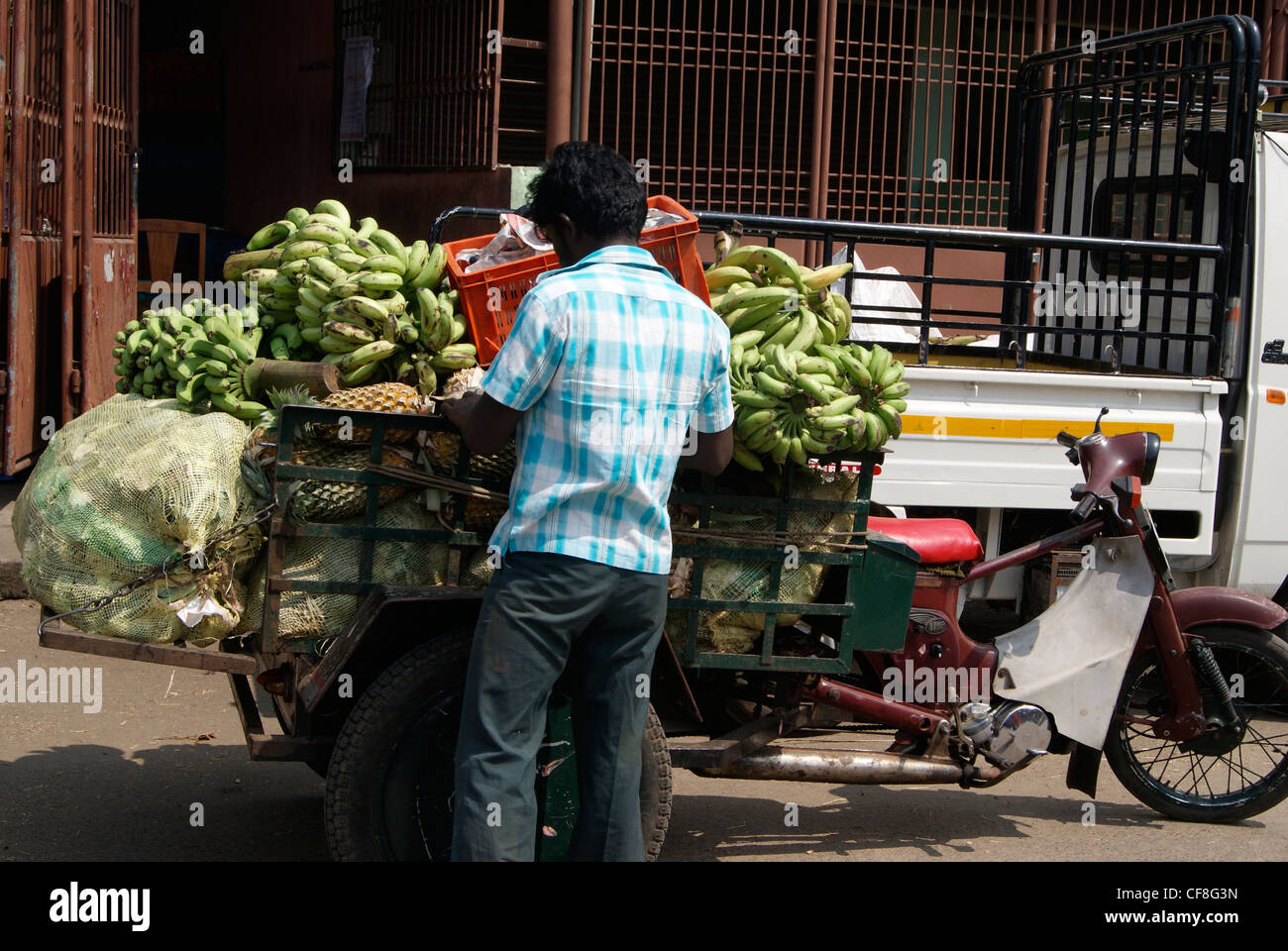 Man carrying heavy load hi-res stock photography and images - Alamy
