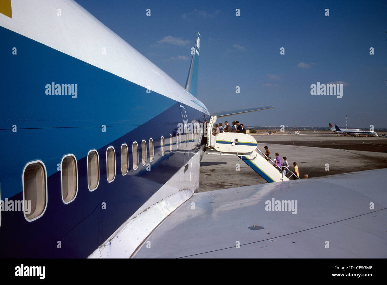 Passengers boarding a Boeing 747 Jumbo Jet Airliner Stock Photo - Alamy