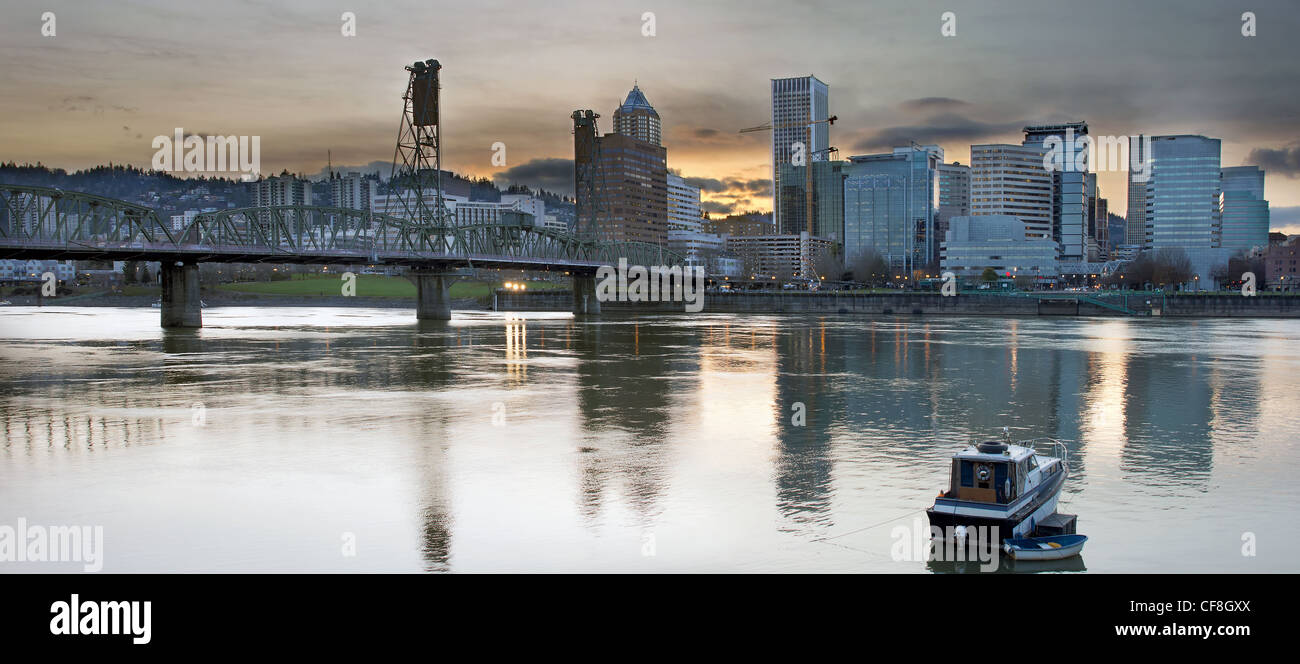Portland oregon skyline hi-res stock photography and images - Alamy