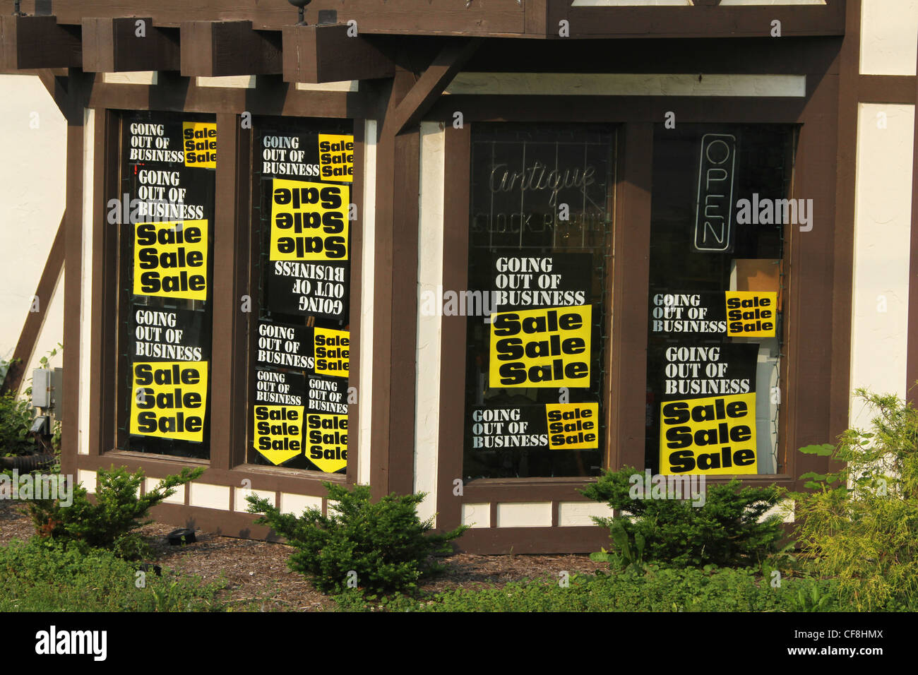 Going out of business sale hi-res stock photography and images - Alamy