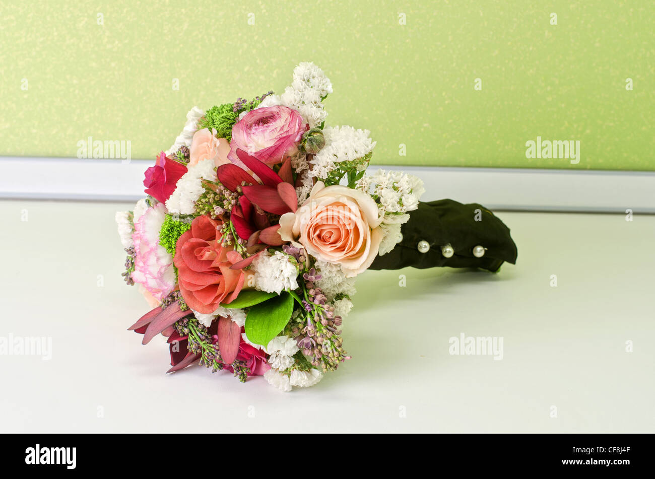 Wedding Bunch of flowers at white table Stock Photo - Alamy