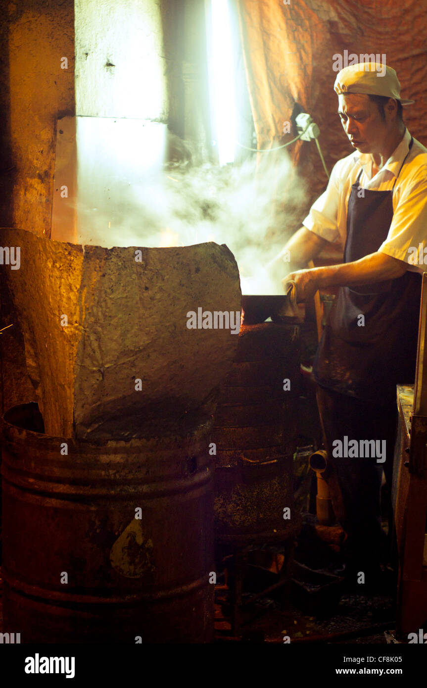Man cooking in chinese wok hi-res stock photography and images - Alamy