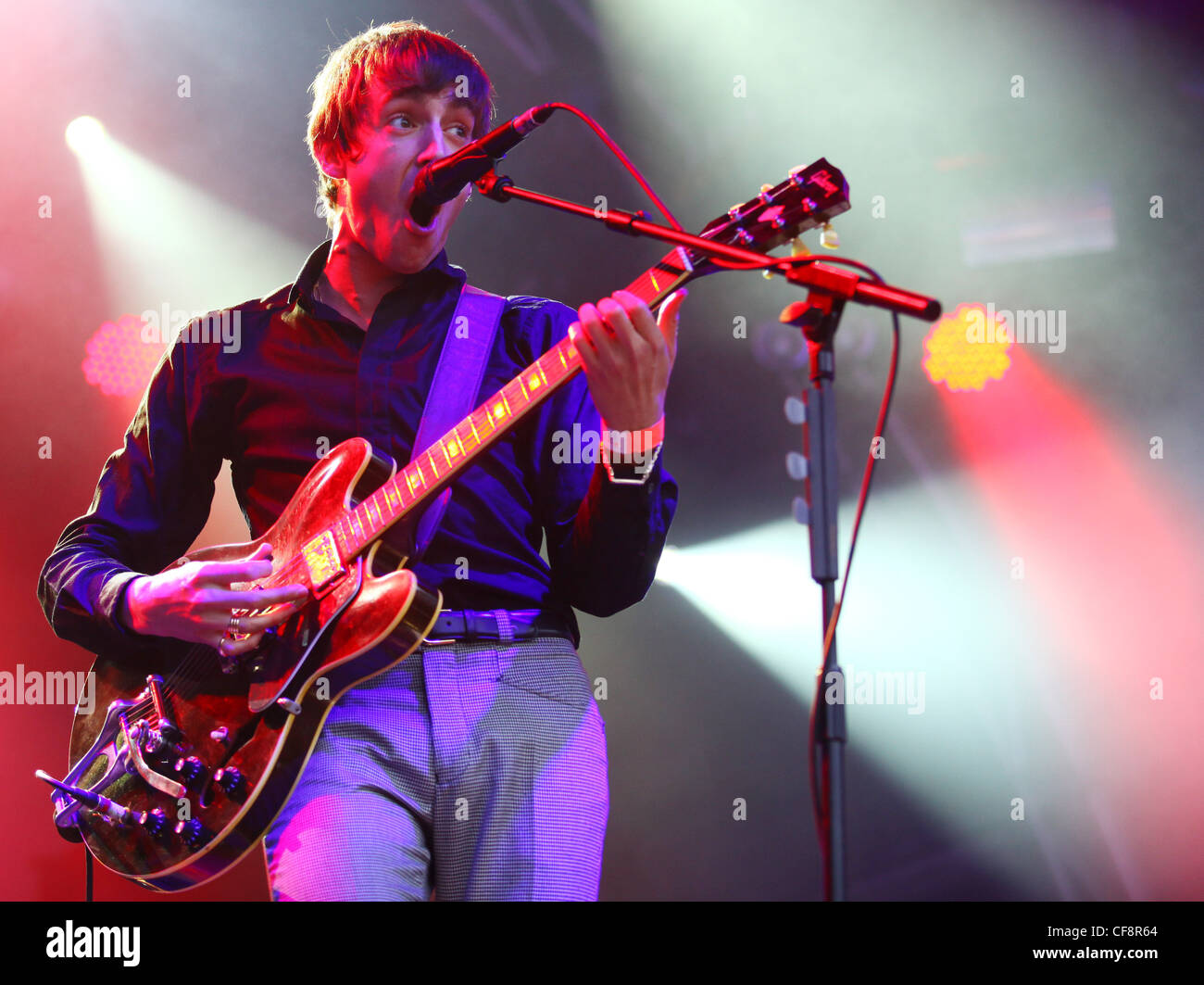 Miles kane guitar hi-res stock photography and images - Alamy