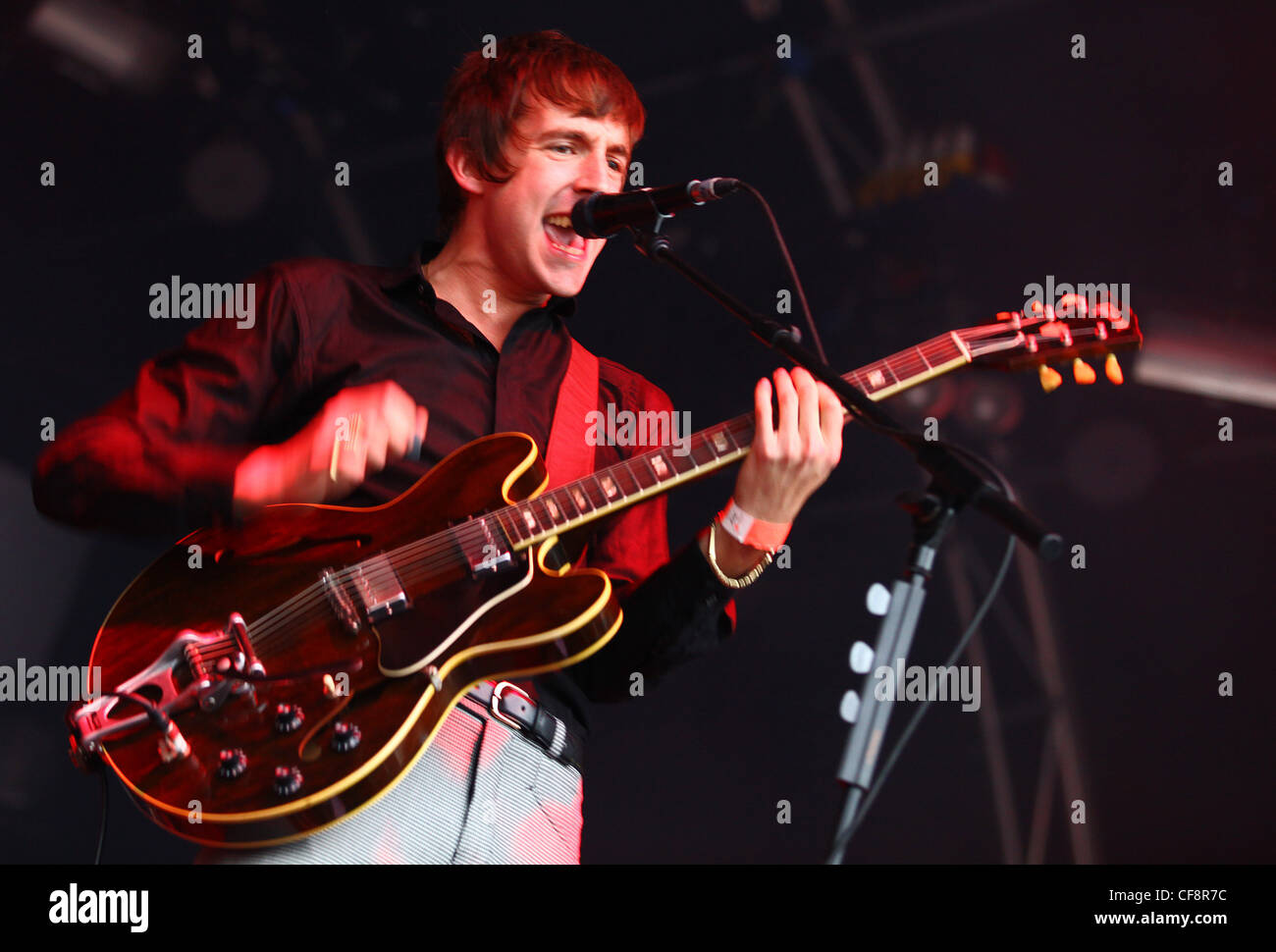 Miles kane guitar hi-res stock photography and images - Alamy