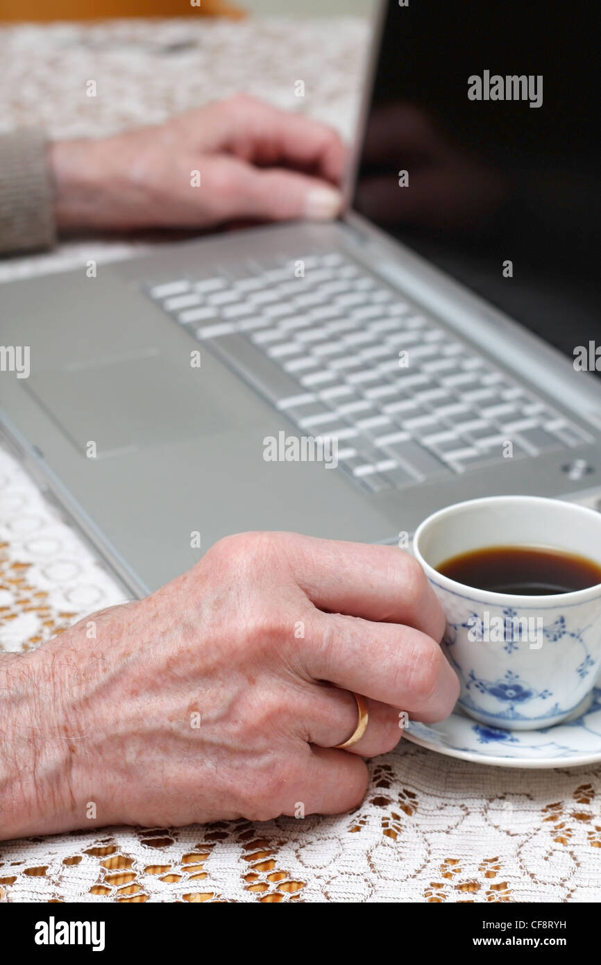 Senior citizen hand detail hi-res stock photography and images - Alamy