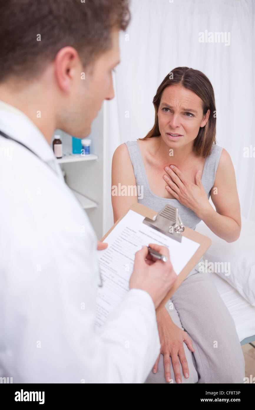 Patient explaining pain symptoms hi-res stock photography and images ...