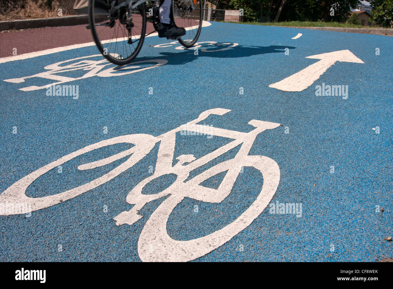 London england cycle route path blue hi-res stock photography and ...