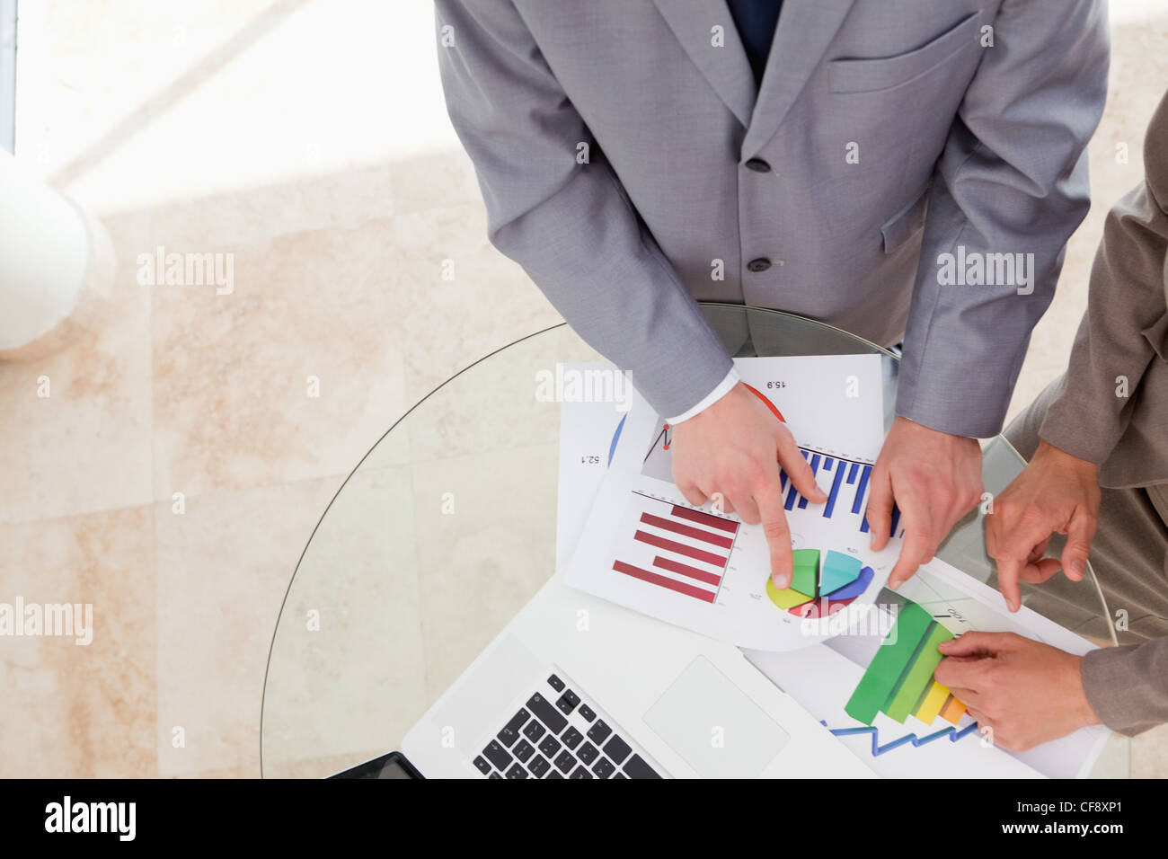 Analysts hi-res stock photography and images - Alamy