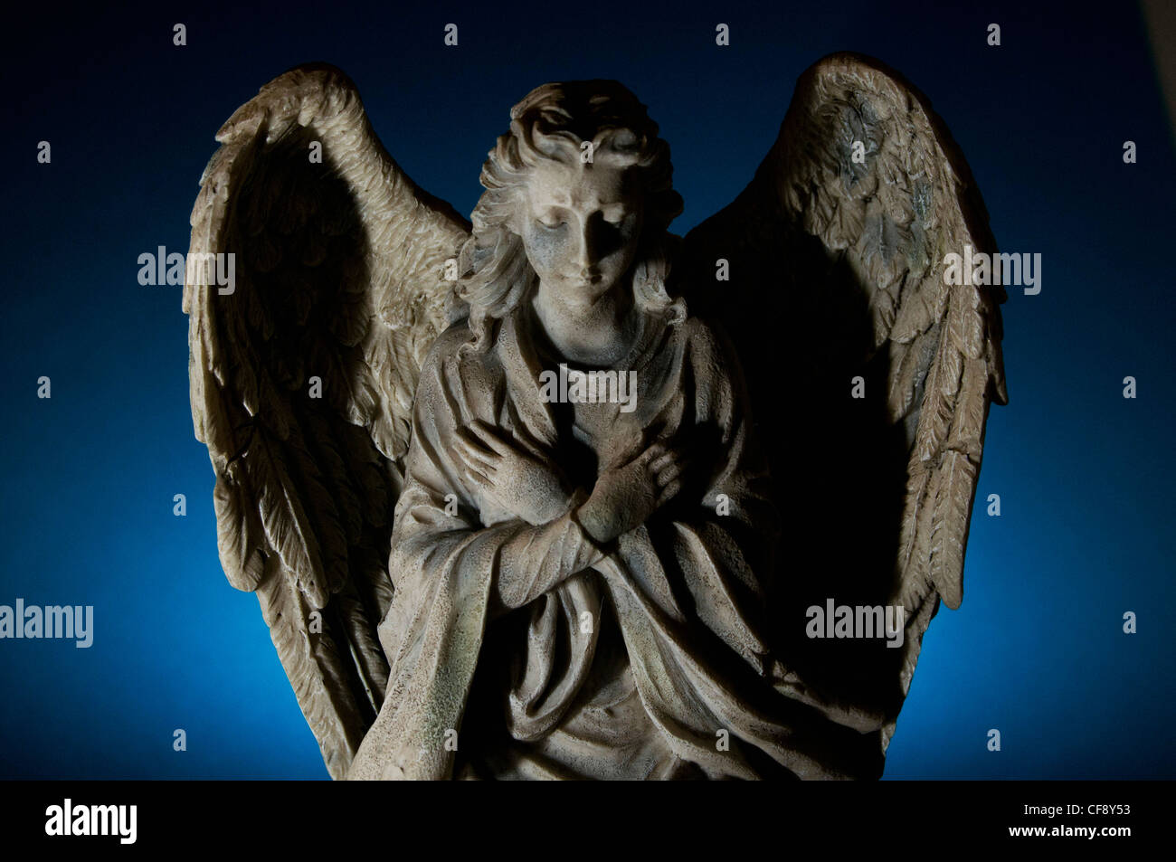 Praying statue hi-res stock photography and images - Alamy