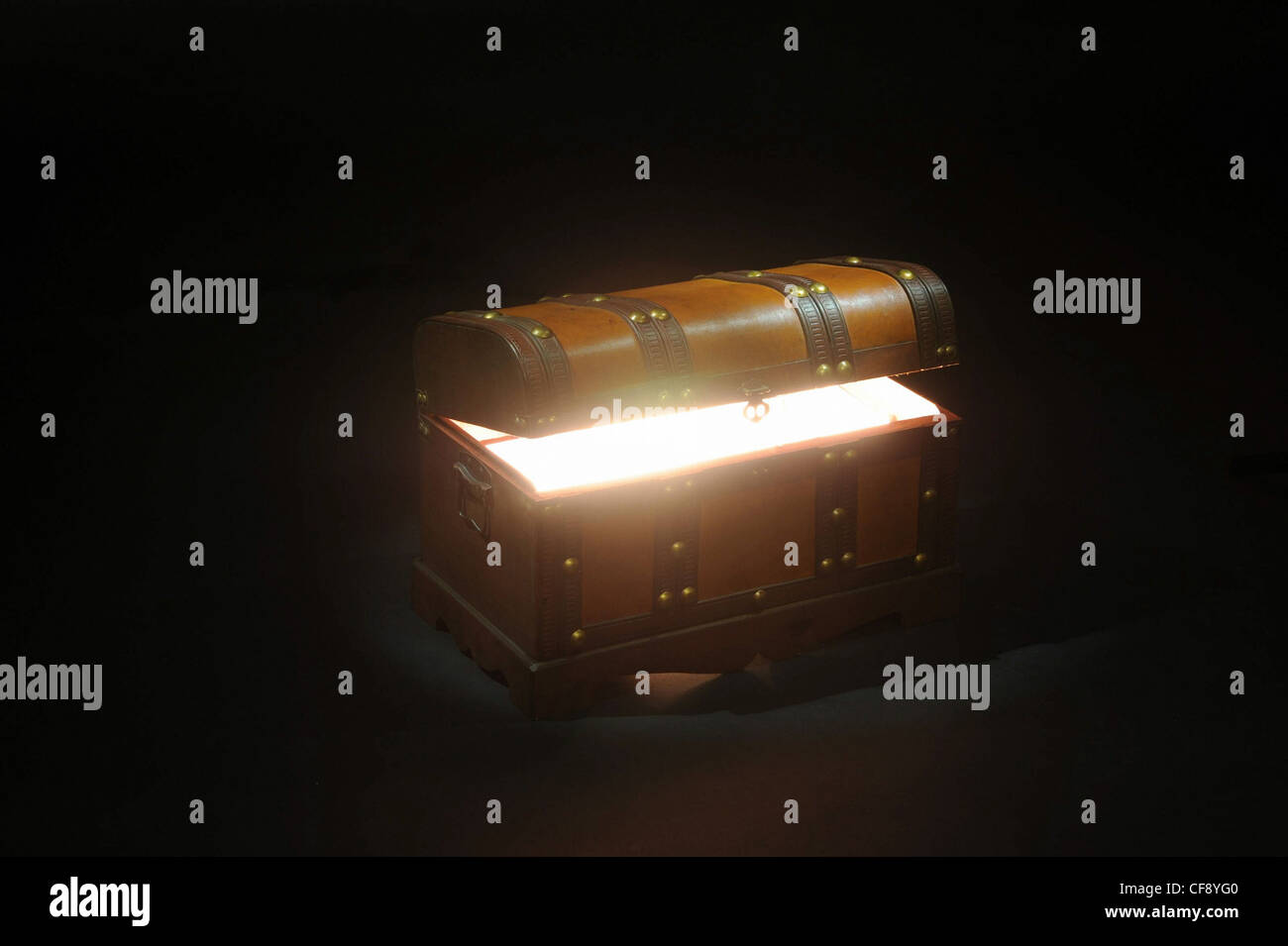 Treasure chest, treasure box, treasure, secret, mystery, hiding, light ...