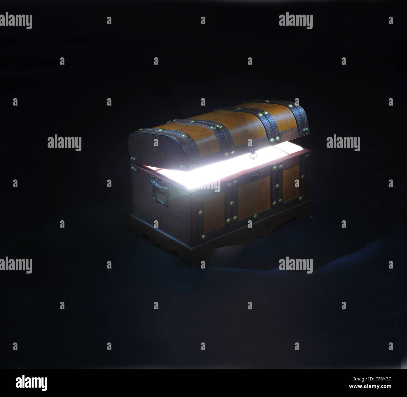 Treasure chest, treasure box, treasure, secret, mystery, hiding, light ...