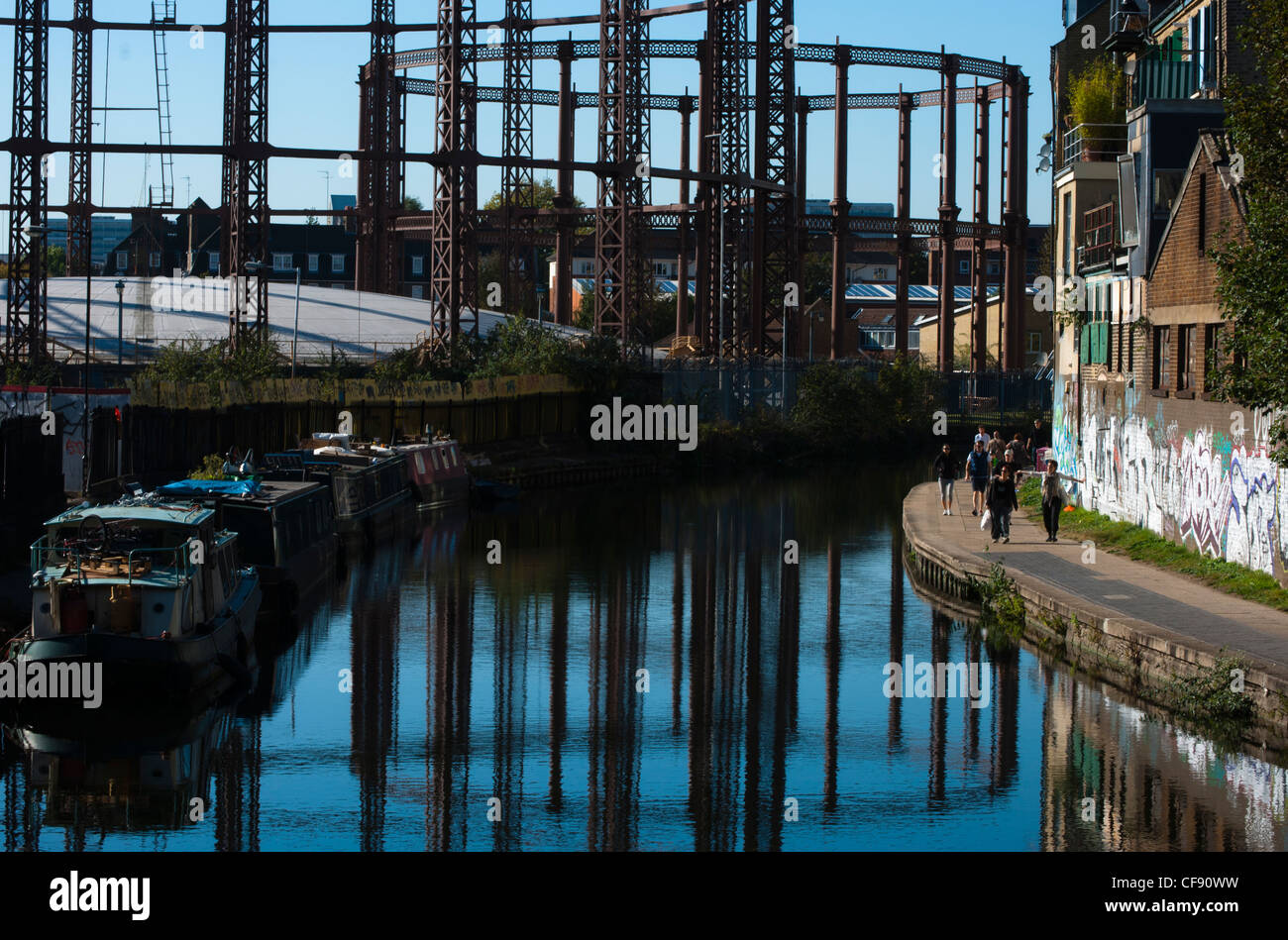 Regents canal in Hackney by Mare Street London near Broadway Market ...