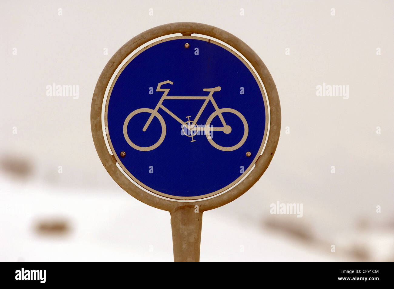 Arrow shield hi-res stock photography and images - Alamy