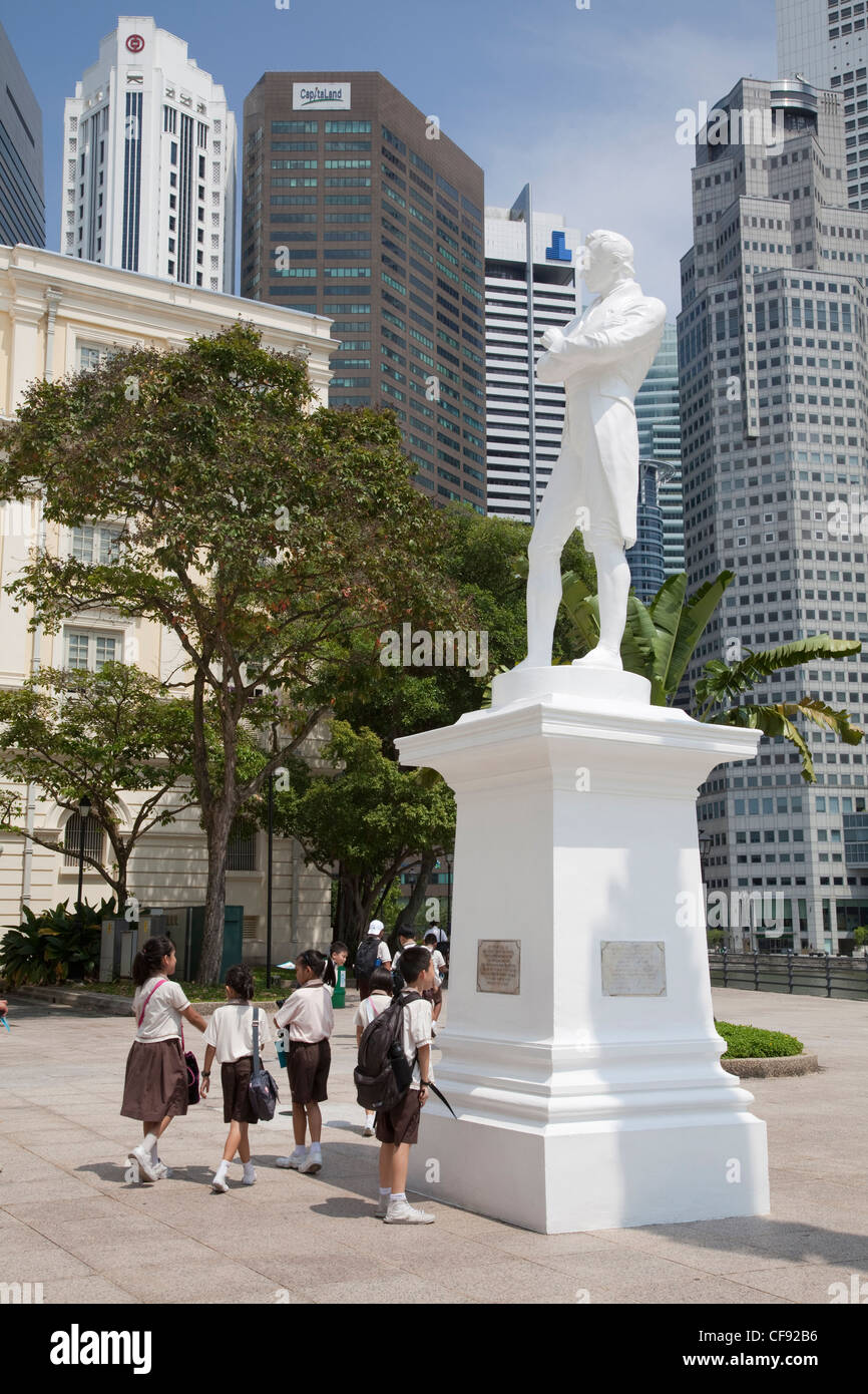 Sir Stamford Raffles statue,Landing site Stock Photo - Alamy