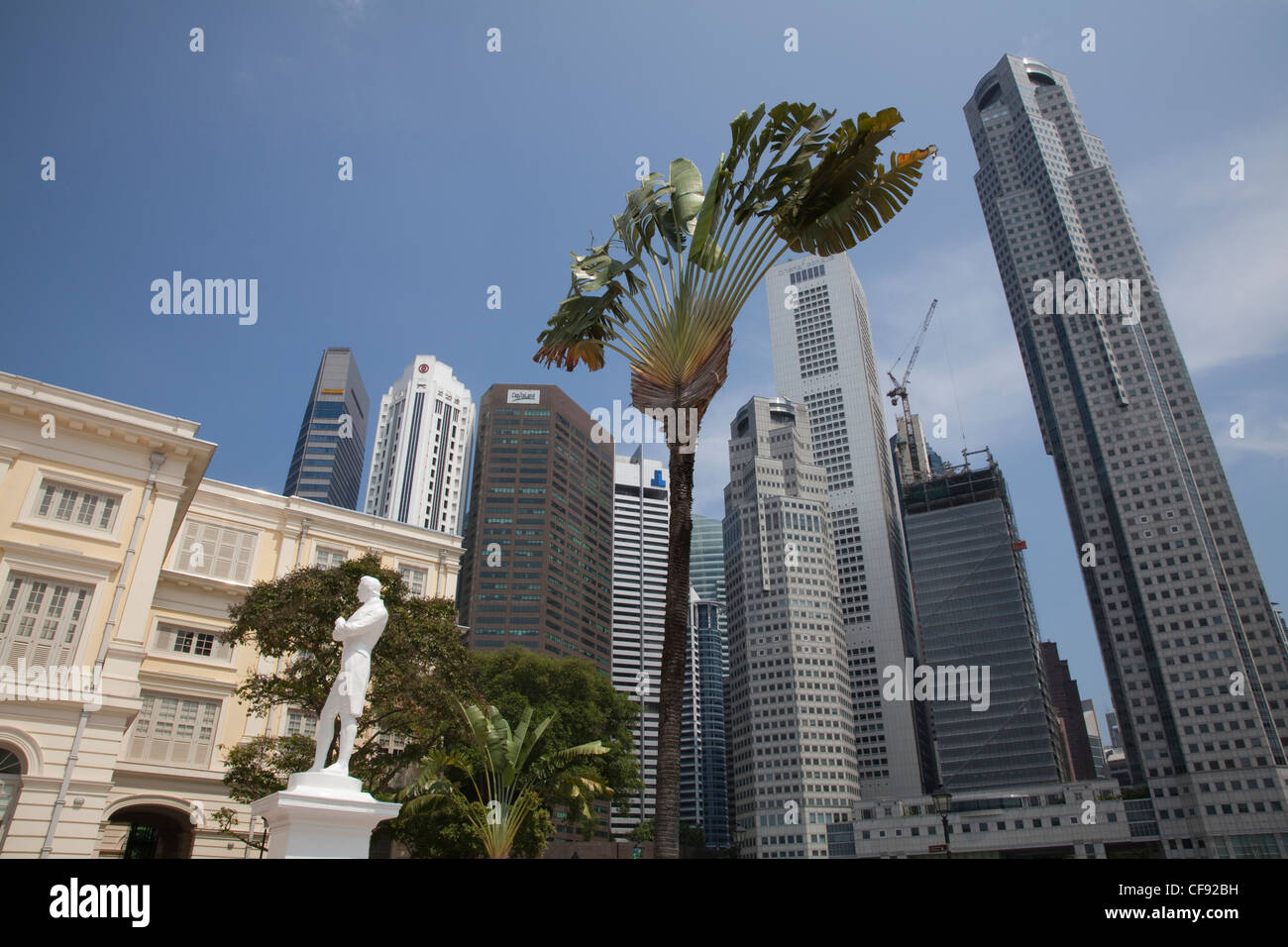 Sir Stamford Raffles statue,skyscrapers,Raffles landing Stock Photo - Alamy