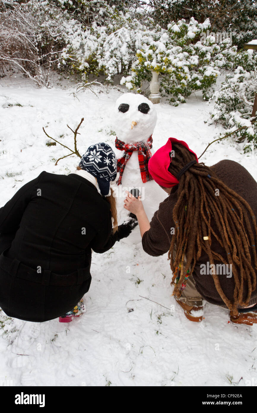 Building a snowman england hi-res stock photography and images - Alamy
