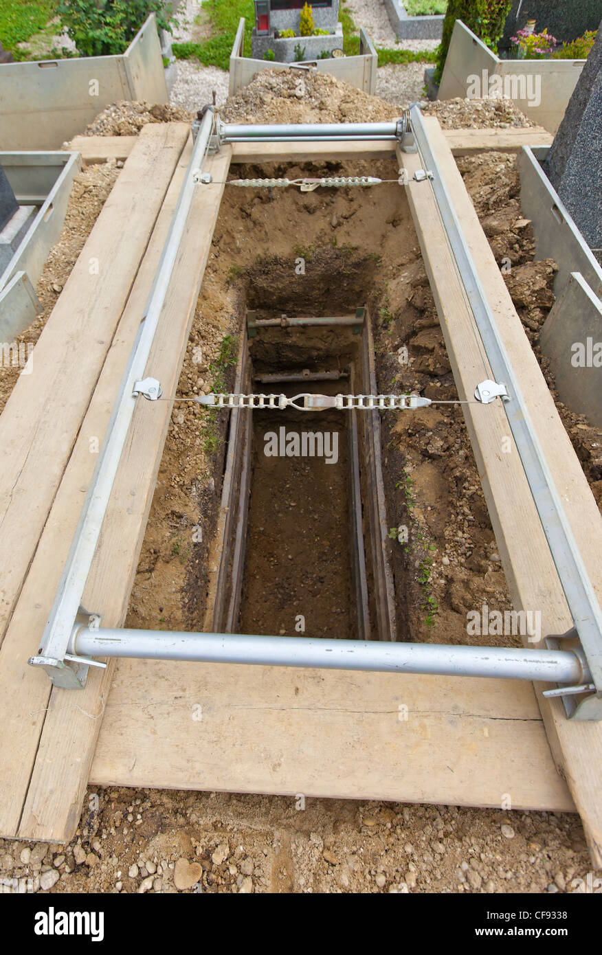 Open grave hi-res stock photography and images - Alamy