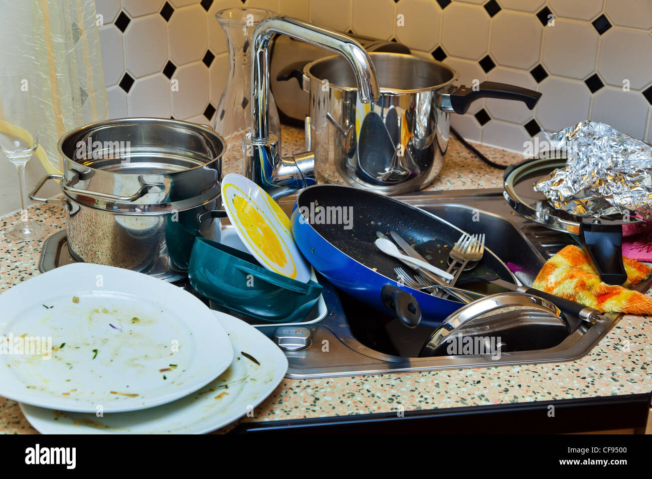 Large pile of dirty dishes hi-res stock photography and images - Alamy
