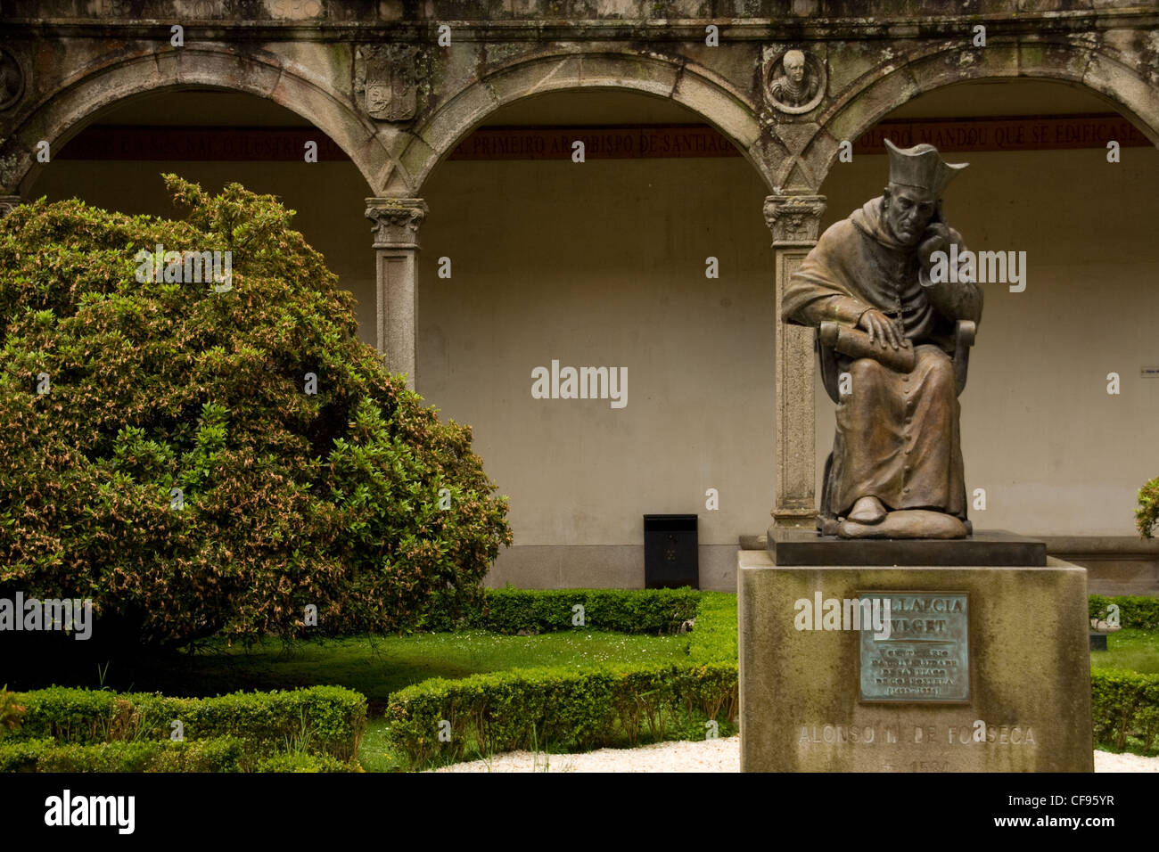 Statue courtyard hi-res stock photography and images - Alamy