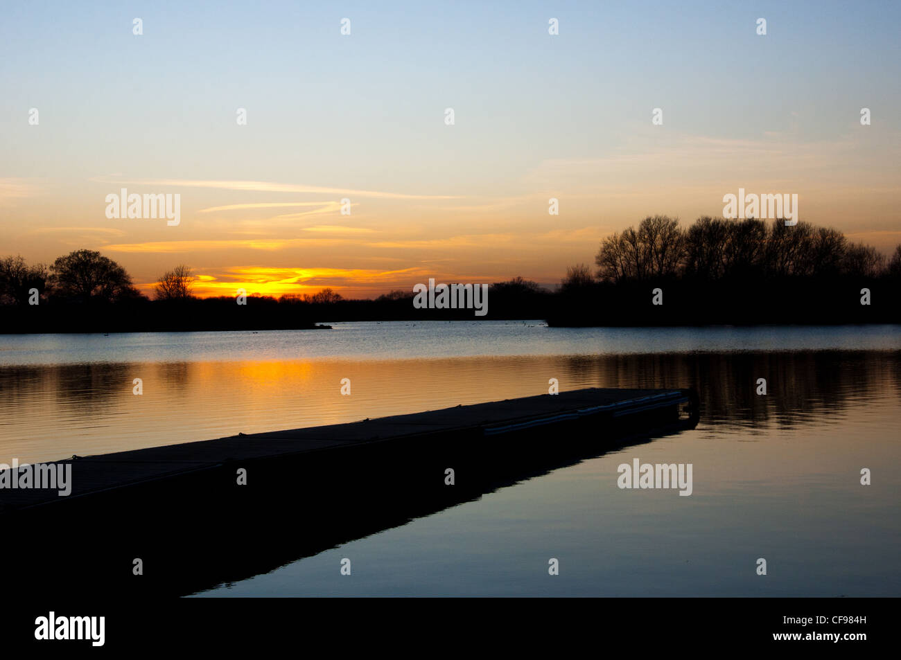 Sunset across lake at Dinton Pastures Stock Photo - Alamy