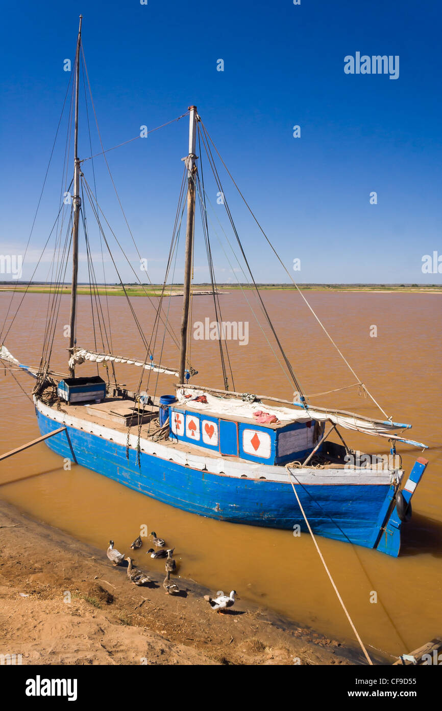 Painted dhow hi-res stock photography and images - Alamy