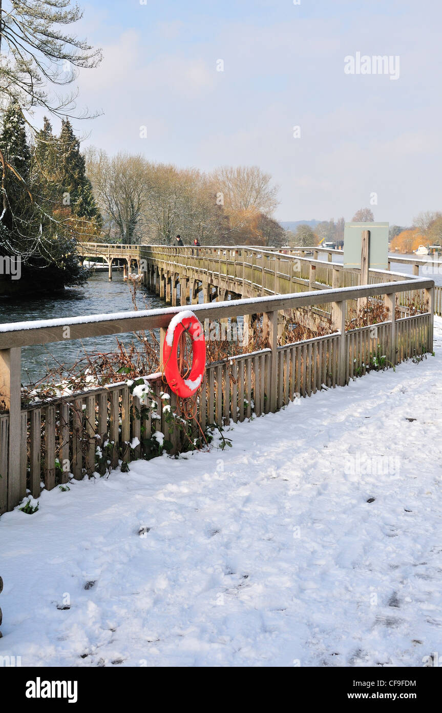 Snow covered footbridge over River Thames, at Marsh Lock, Henley-on ...