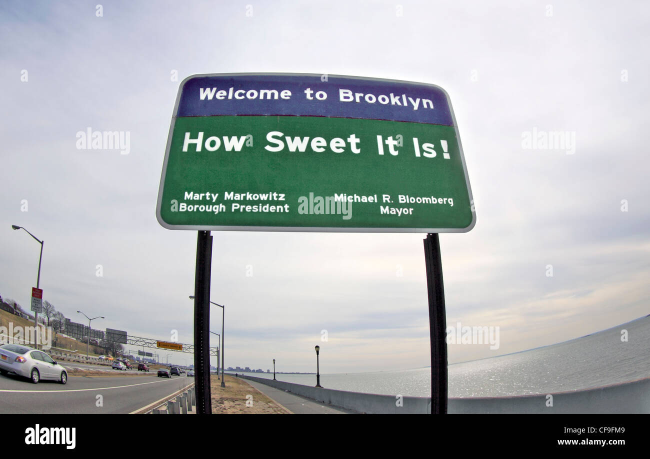 Sign at entrance to Belt parkway off of Verrazano Narrows Bridge ...