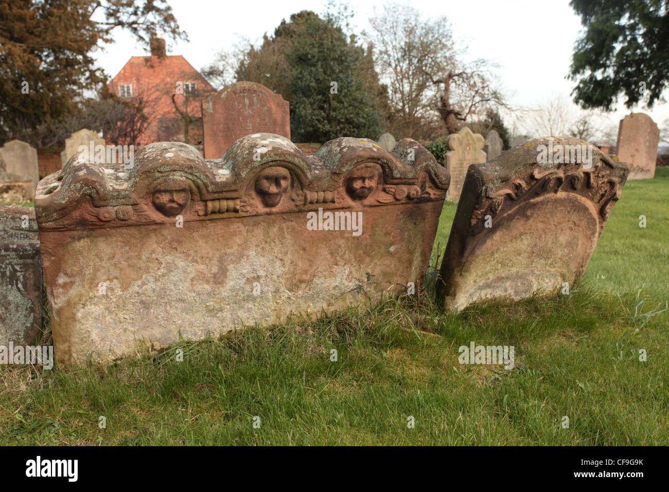 Old sandstone gravestone hi-res stock photography and images - Alamy