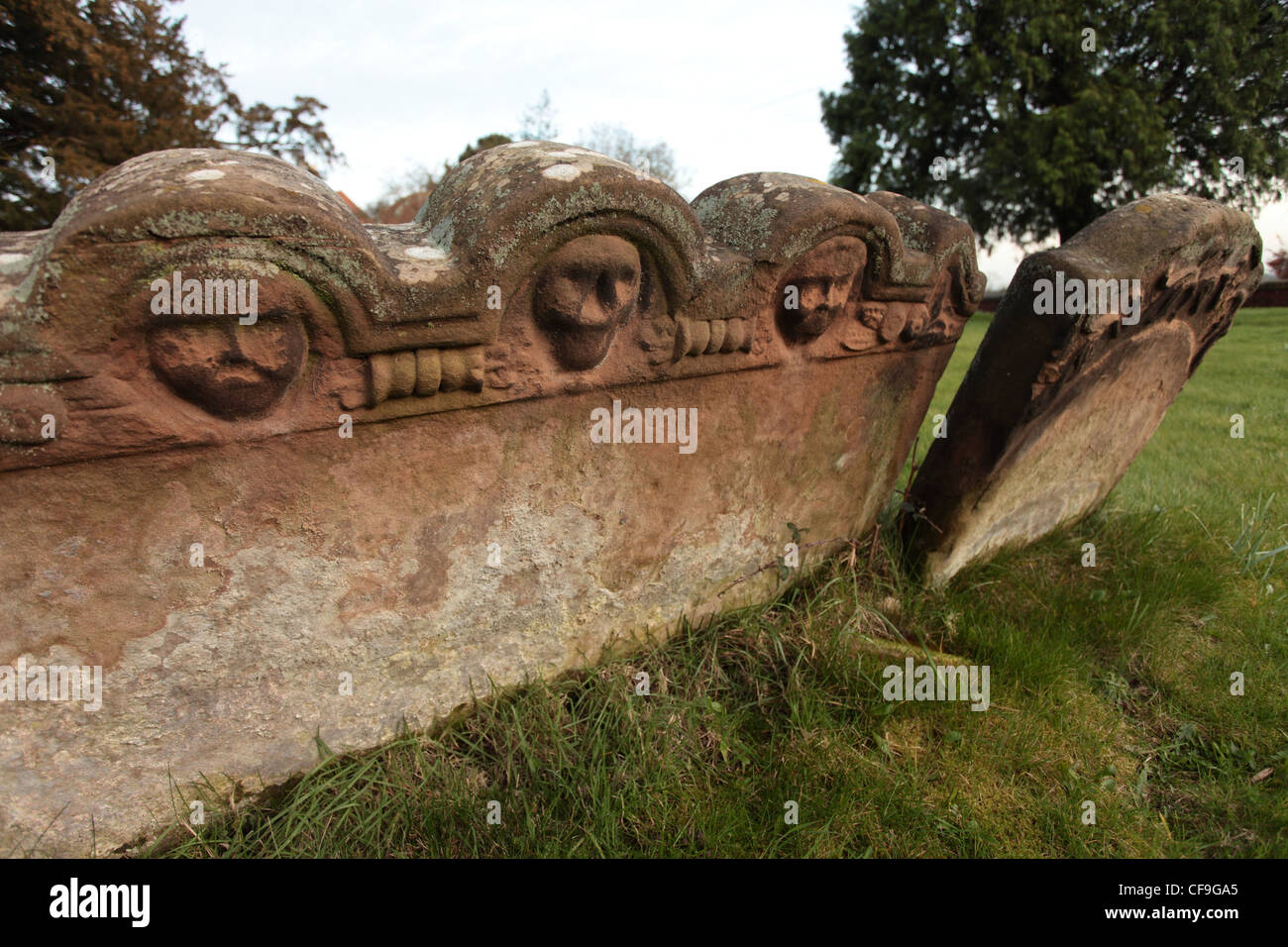 Old sandstone gravestone hi-res stock photography and images - Alamy