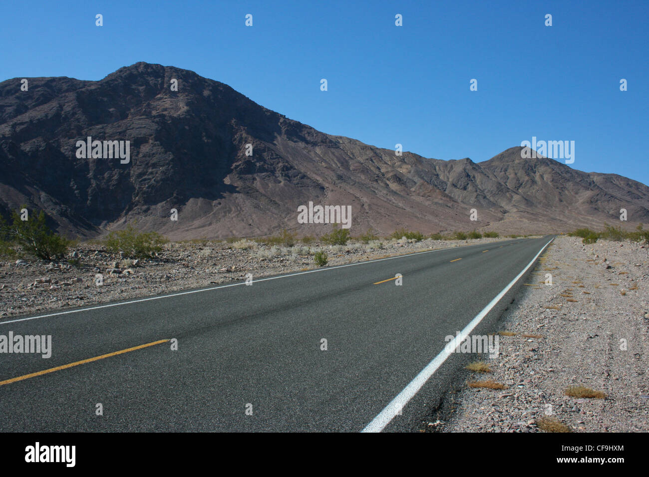 Side view of road in the desert of Death Valley National Park ...