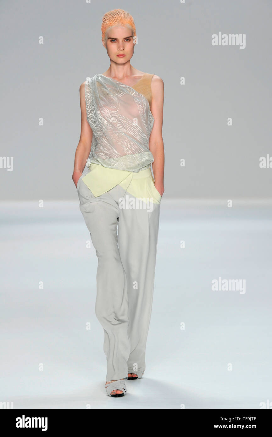 Narciso rodriguez fashion show hi-res stock photography and images - Alamy