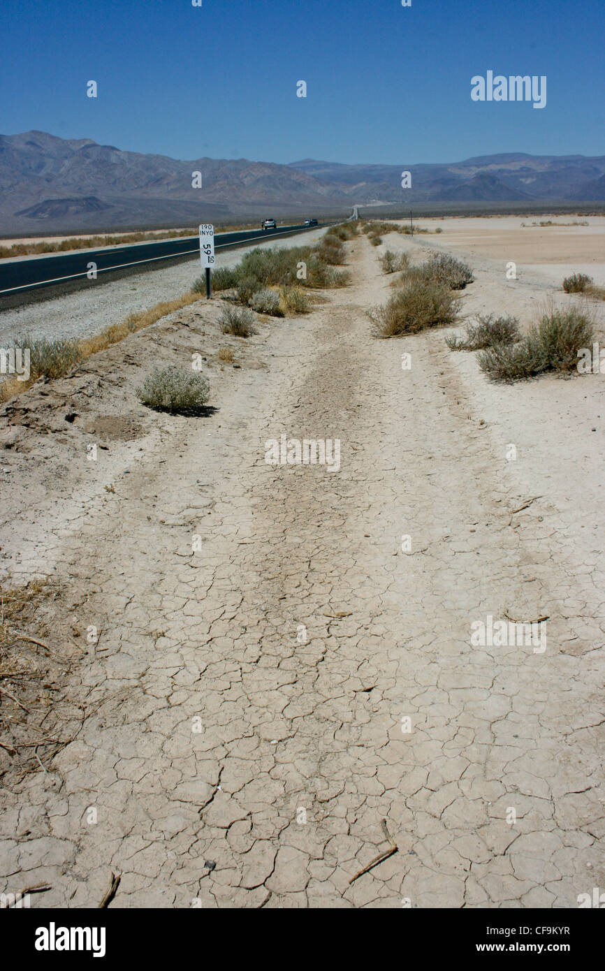 Desert roadside hi-res stock photography and images - Alamy