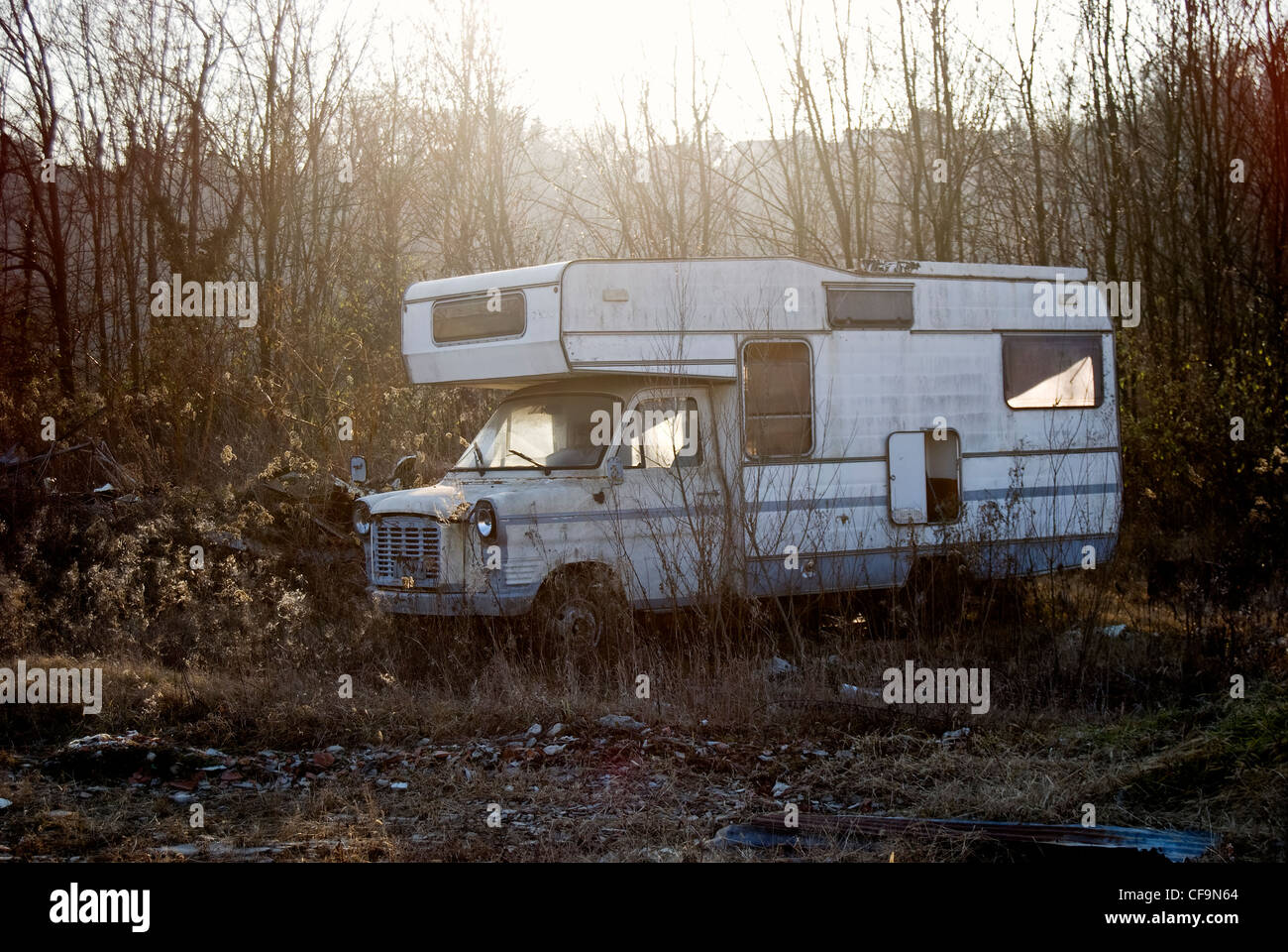 Abandoned camper hi-res stock photography and images - Alamy