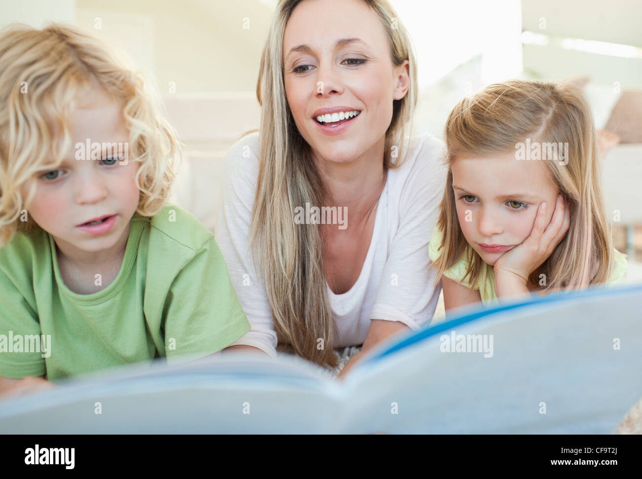 Mother children reading magazine hi-res stock photography and images ...