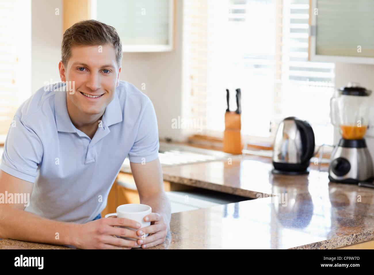 Man leaning against kitchen counter hi-res stock photography and images ...